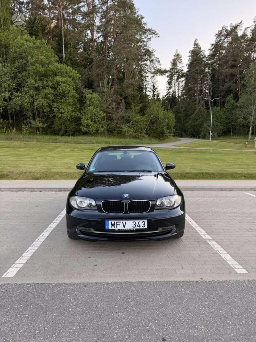 Black BMW 118 2008 in Vilnius, with an engine capacity of 2.00 L and mileage of 301 thousand km for 2100 €, photo 4 on AUTOMOTO.COM.LV