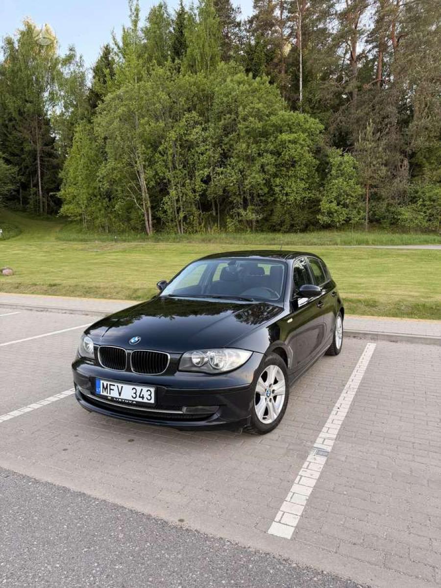 Black BMW 118 2008 in Vilnius, with an engine capacity of 2.00 L and mileage of 301 thousand km for 2100 €, photo 5 on AUTOMOTO.COM.LV