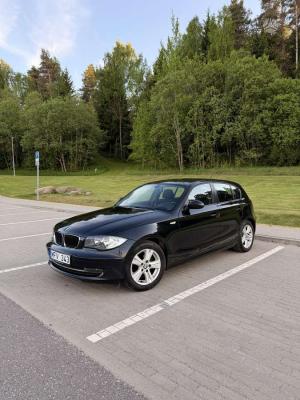 Black BMW 118 2008 in Vilnius, with an engine capacity of 2.00 L and mileage of 301 thousand km for 2100 €, photo 6 on AUTOMOTO.COM.LV