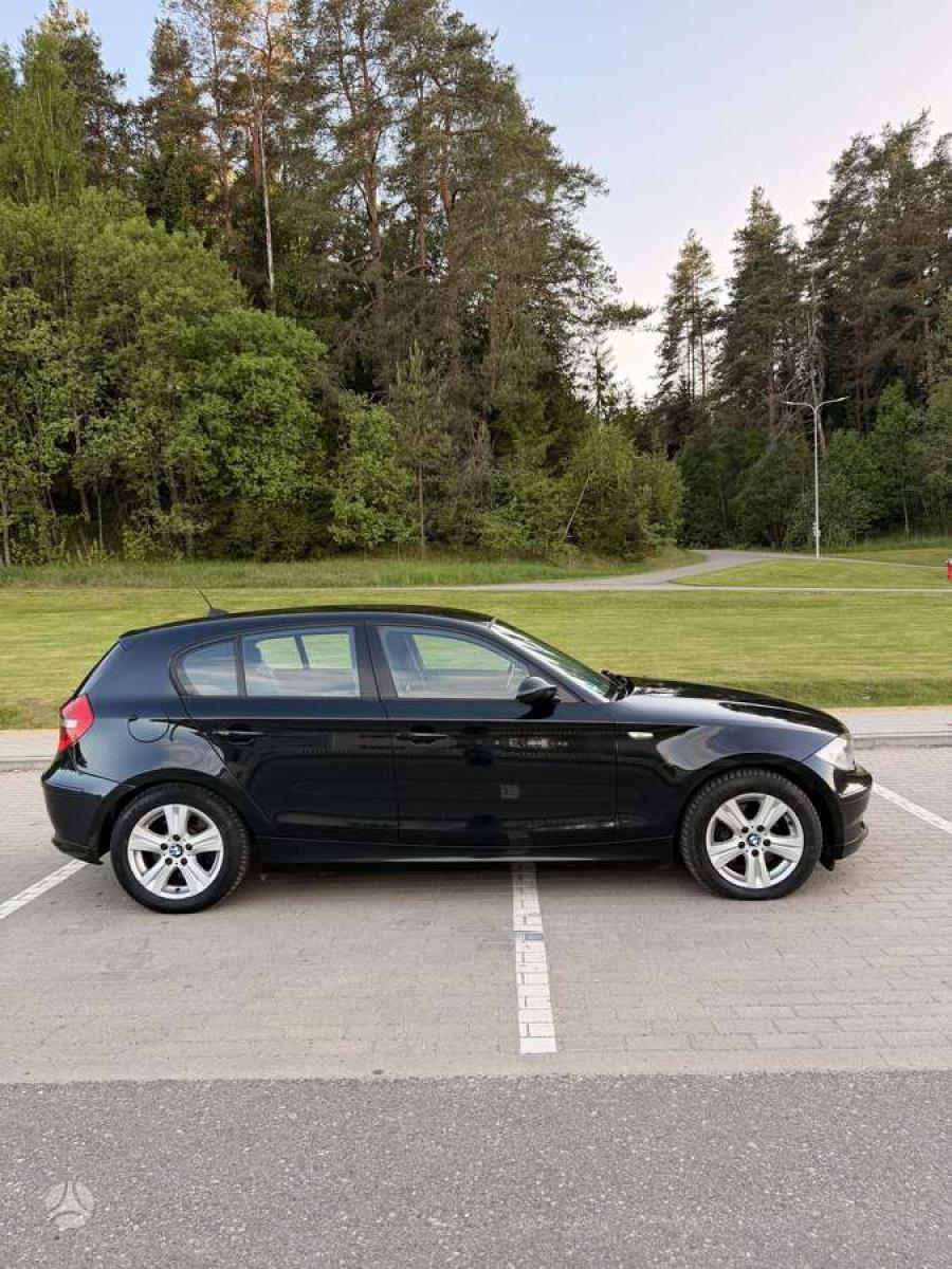 Black BMW 118 2008 in Vilnius, with an engine capacity of 2.00 L and mileage of 301 thousand km for 2100 €, photo 8 on AUTOMOTO.COM.LV