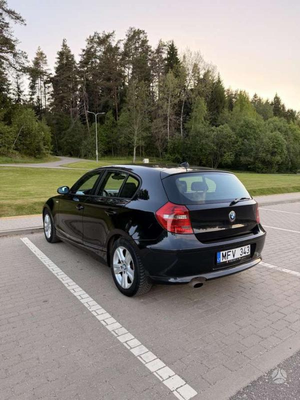 Melns BMW 118 2008 Viļņa, ar dzinēja tilpumu 2.00 L un nobraukumu 301 tūkst. km par 2100 €, foto 9 vietnē AUTOMOTO.COM.LV