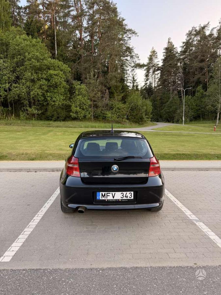 Black BMW 118 2008 in Vilnius, with an engine capacity of 2.00 L and mileage of 301 thousand km for 2100 €, photo 11 on AUTOMOTO.COM.LV