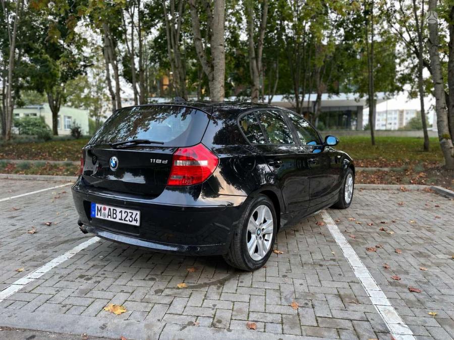 Black BMW 118 2008 in Vilnius, with an engine capacity of 2.00 L and mileage of 254 thousand km for 3250 €, photo 3 on AUTOMOTO.COM.LV