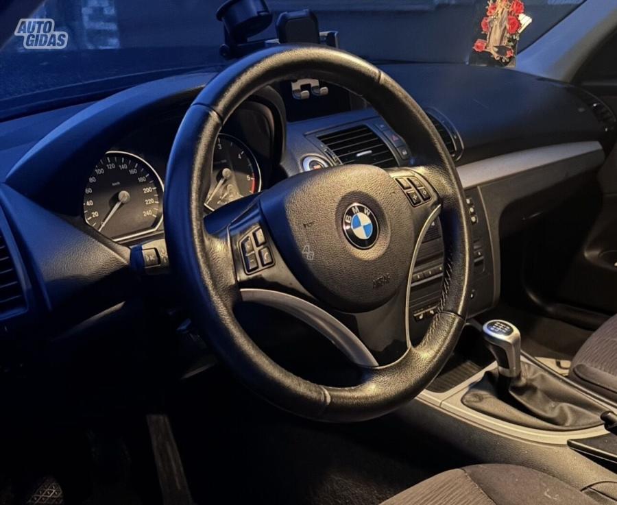 Black BMW 118 2009 in Vilnius, with an engine capacity of 2.00 L and mileage of 215 thousand km for 4800 €, photo 3 on AUTOMOTO.COM.LV