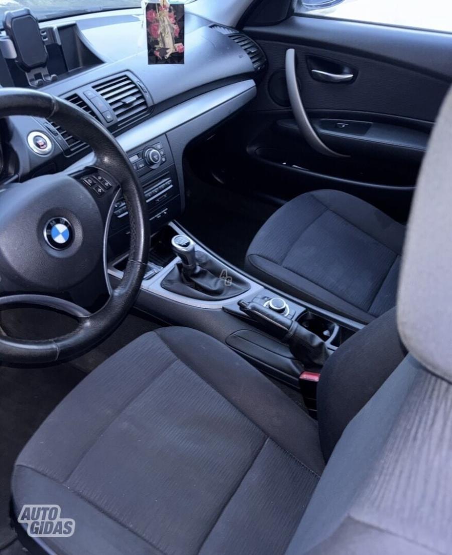 Melns BMW 118 2009 Viļņa, ar dzinēja tilpumu 2.00 L un nobraukumu 215 tūkst. km par 2500 €, foto 8 vietnē AUTOMOTO.COM.LV