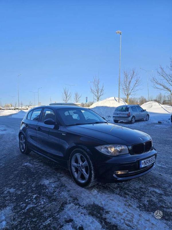 Melns BMW 118 2009 Panevēža, ar dzinēja tilpumu 2.00 L un nobraukumu 321 tūkst. km par 2550 €, foto 1 vietnē AUTOMOTO.COM.LV