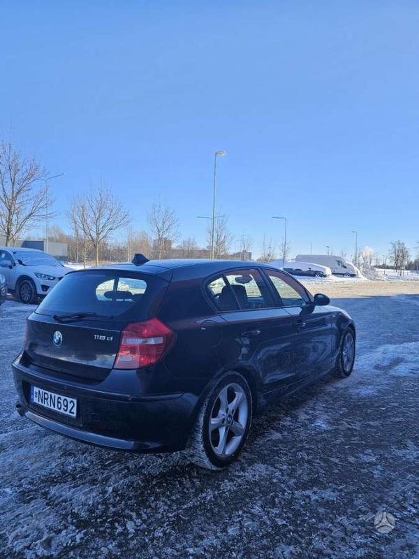 Melns BMW 118 2009 Panevēža, ar dzinēja tilpumu 2.00 L un nobraukumu 321 tūkst. km par 2550 €, foto 3 vietnē AUTOMOTO.COM.LV