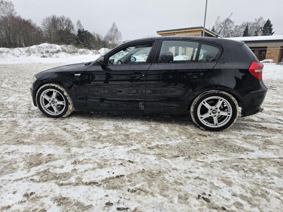 Black BMW 118 2009 in Kaunas, with an engine capacity of 1.80 L and mileage of 266 thousand km for 2550 €, photo 1 on AUTOMOTO.COM.LV