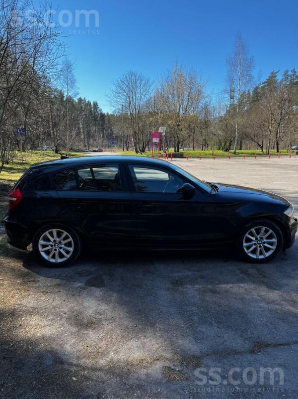 Black BMW 118 2009 in Riga, with an engine capacity of 2.00 L and mileage of 272 thousand km for 4200 €, photo 3 on AUTOMOTO.COM.LV