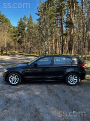 Black BMW 118 2009 in Riga, with an engine capacity of 2.00 L and mileage of 272 thousand km for 4200 €, photo 3 on AUTOMOTO.COM.LV