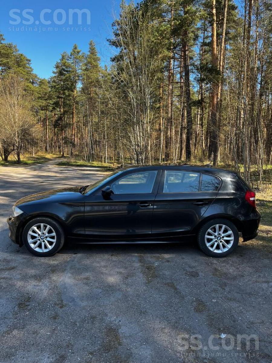 Black BMW 118 2009 in Riga, with an engine capacity of 2.00 L and mileage of 272 thousand km for 4200 €, photo 3 on AUTOMOTO.COM.LV