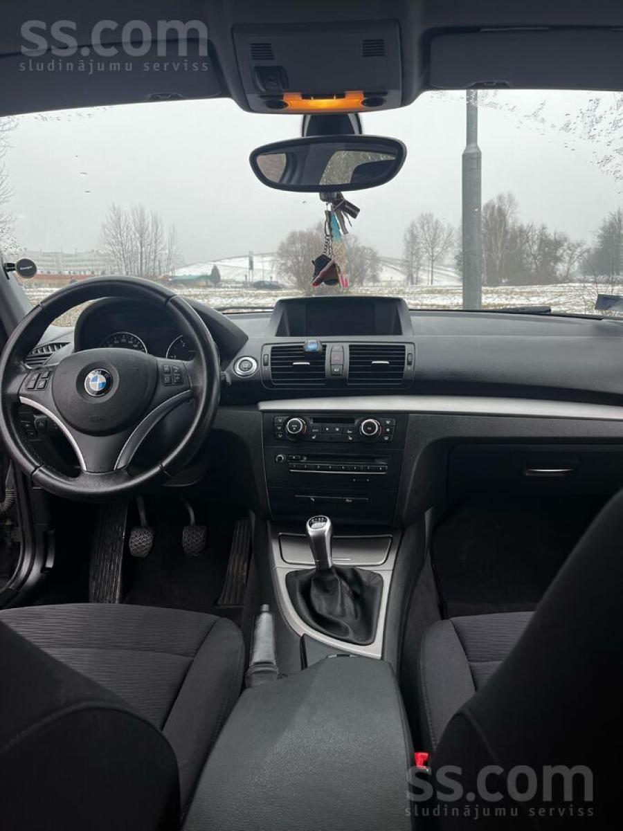 Black BMW 118 2009 in Riga, with an engine capacity of 2.00 L and mileage of 272 thousand km for 4200 €, photo 6 on AUTOMOTO.COM.LV