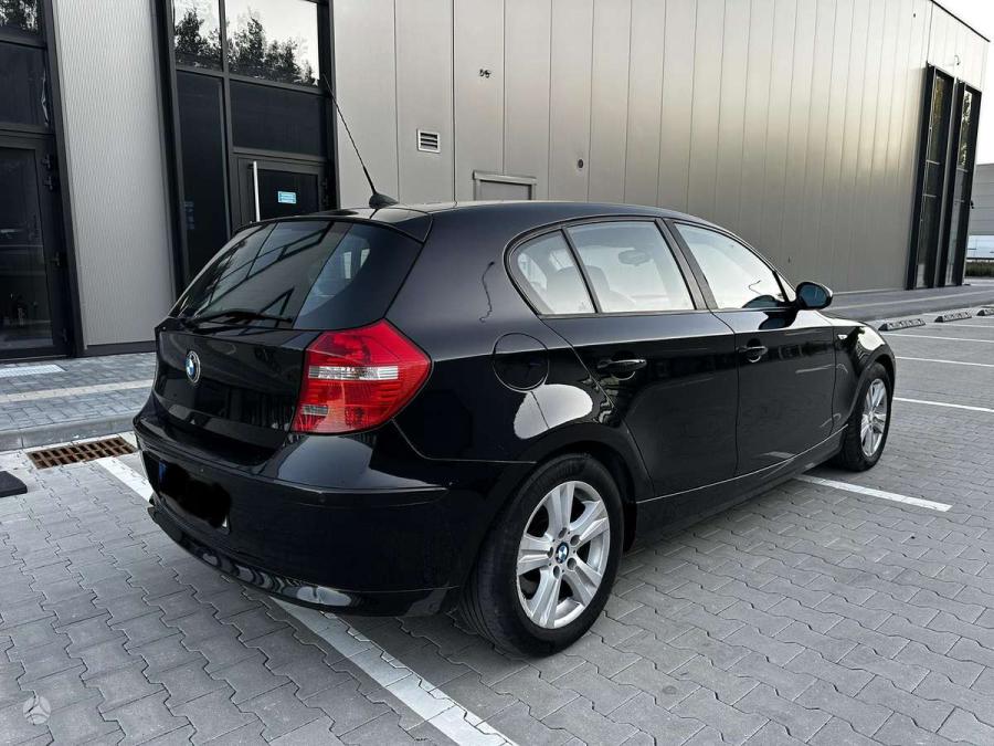 Melns BMW 118 2009 Viļņa, ar dzinēja tilpumu 2.00 L un nobraukumu 330 tūkst. km par 2250 €, foto 3 vietnē AUTOMOTO.COM.LV