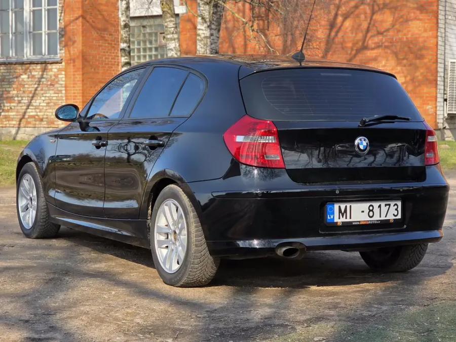 Black BMW 118 2009 in Grobiņa, with an engine capacity of 2.00 L and mileage of 272 thousand km for 4690 €, photo 4 on AUTOMOTO.COM.LV