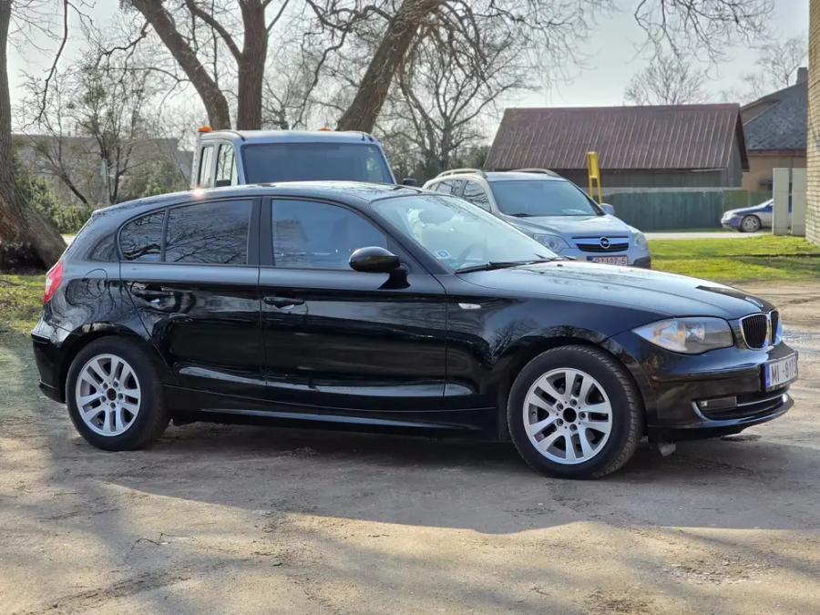 Black BMW 118 2009 in Grobiņa, with an engine capacity of 2.00 L and mileage of 272 thousand km for 4690 €, photo 6 on AUTOMOTO.COM.LV