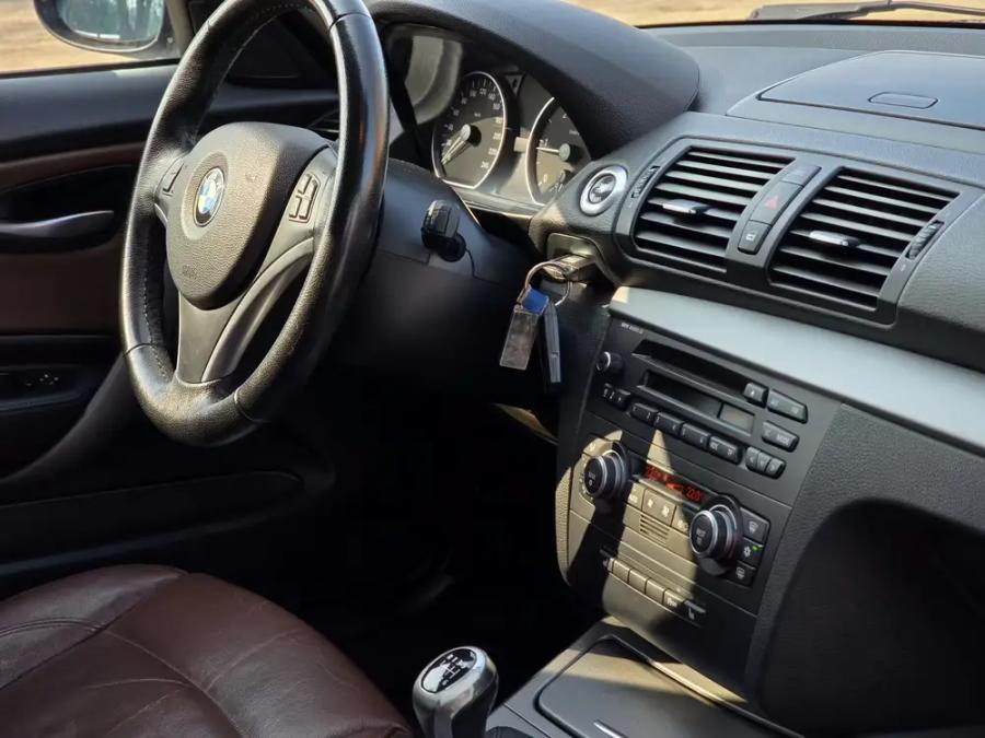 Black BMW 118 2009 in Grobiņa, with an engine capacity of 2.00 L and mileage of 272 thousand km for 4690 €, photo 10 on AUTOMOTO.COM.LV