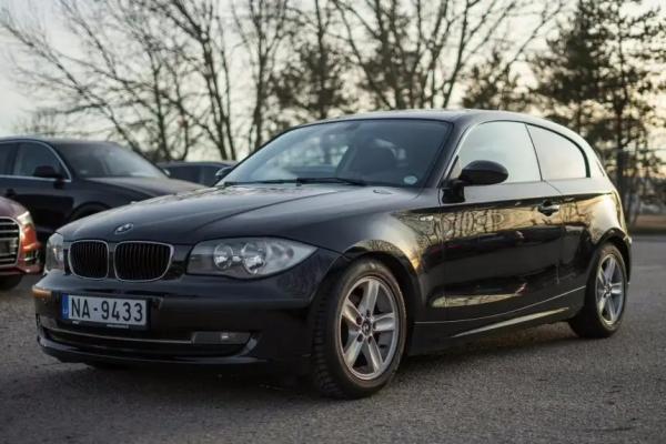 Black BMW 118 2009 in Liepaja, with an engine capacity of 2.00 L and mileage of 264 thousand km for 5350 €, photo 1 on AUTOMOTO.COM.LV