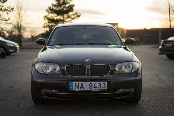 Black BMW 118 2009 in Liepaja, with an engine capacity of 2.00 L and mileage of 264 thousand km for 5350 €, photo 6 on AUTOMOTO.COM.LV