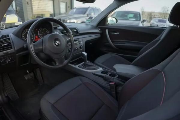 Black BMW 118 2009 in Liepaja, with an engine capacity of 2.00 L and mileage of 264 thousand km for 5350 €, photo 8 on AUTOMOTO.COM.LV