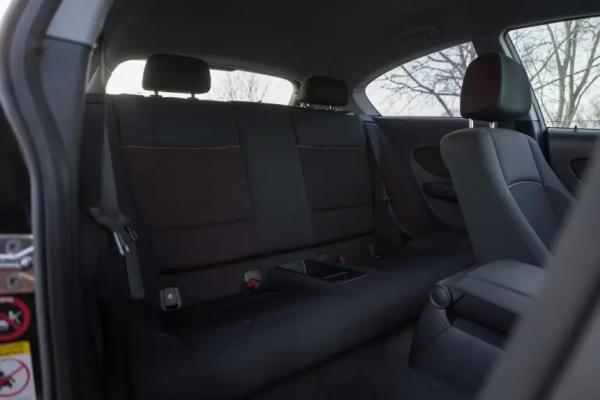 Black BMW 118 2009 in Liepaja, with an engine capacity of 2.00 L and mileage of 264 thousand km for 5350 €, photo 10 on AUTOMOTO.COM.LV