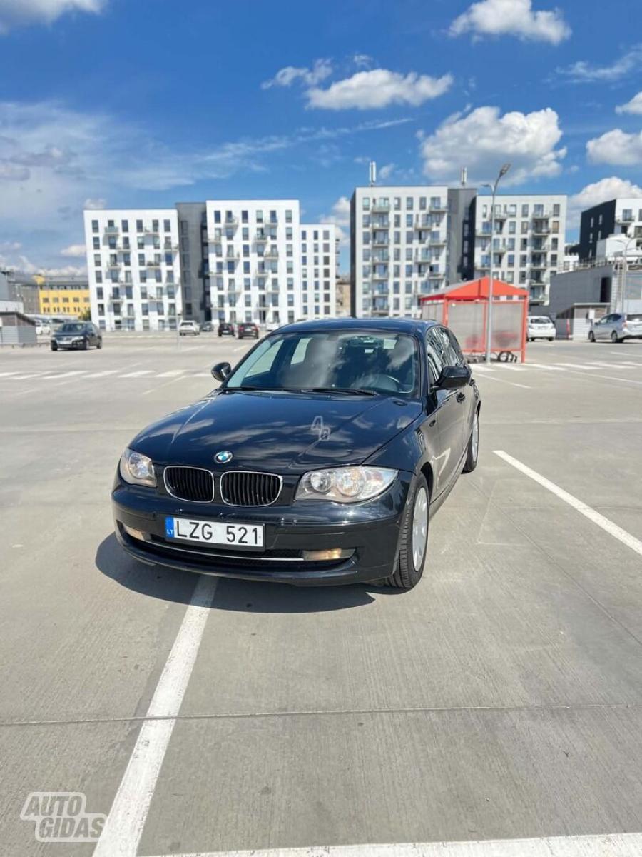 Black BMW 118 2009 in Vilnius, with an engine capacity of 2.00 L and mileage of 319 thousand km for 3690 €, photo 3 on AUTOMOTO.COM.LV