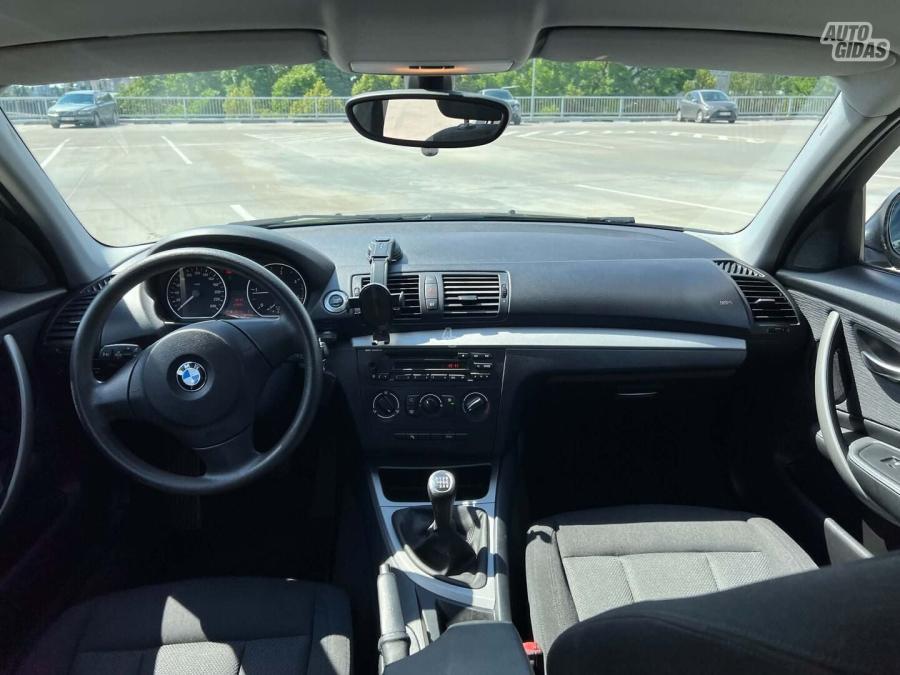 Black BMW 118 2009 in Vilnius, with an engine capacity of 2.00 L and mileage of 319 thousand km for 3690 €, photo 9 on AUTOMOTO.COM.LV