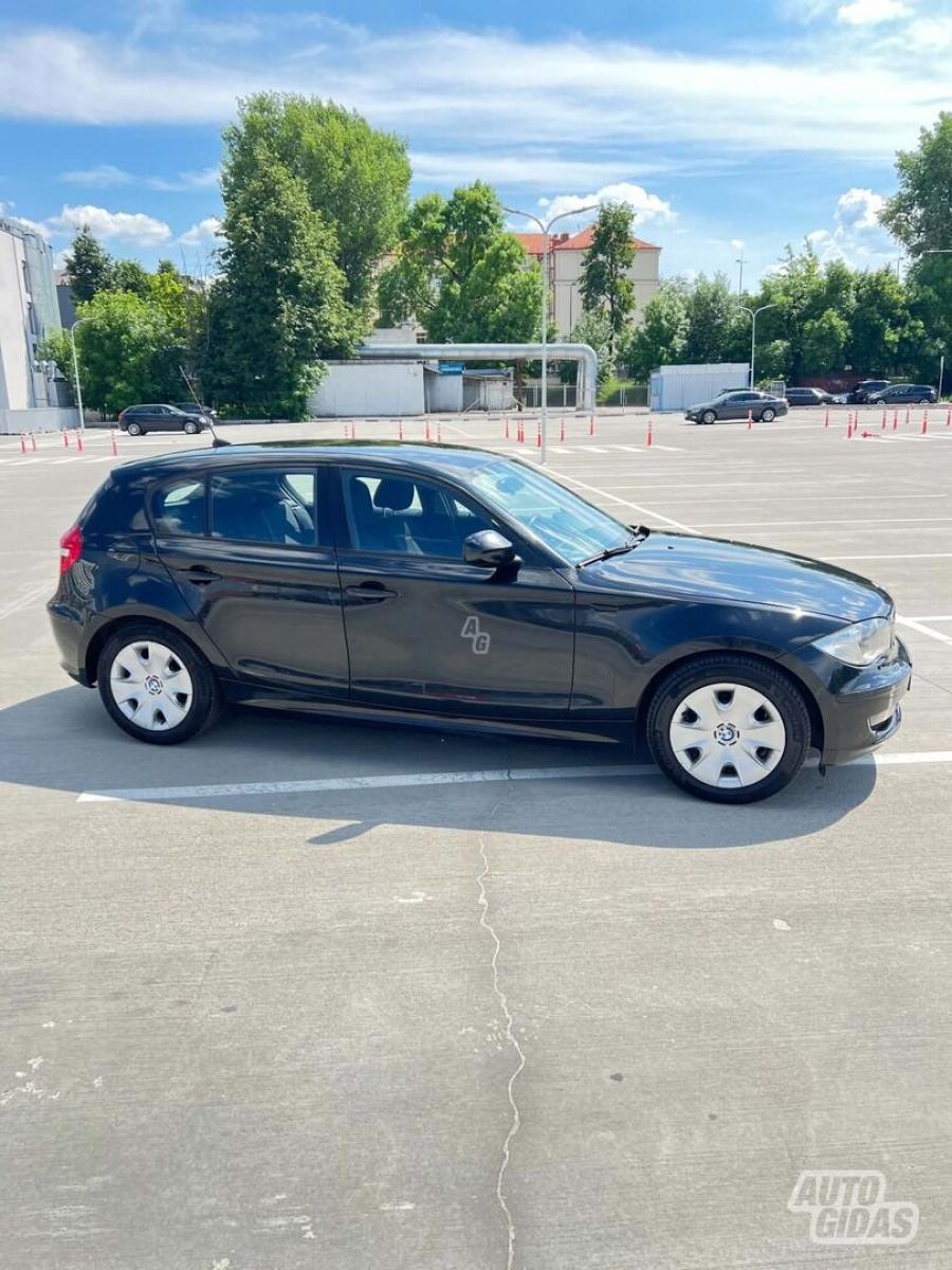 Black BMW 118 2009 in Vilnius, with an engine capacity of 2.00 L and mileage of 319 thousand km for 3690 €, photo 14 on AUTOMOTO.COM.LV