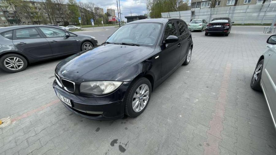 Black BMW 118 2009 in Kaunas, with an engine capacity of 2.00 L and mileage of 308 thousand km for 2800 €, photo 1 on AUTOMOTO.COM.LV