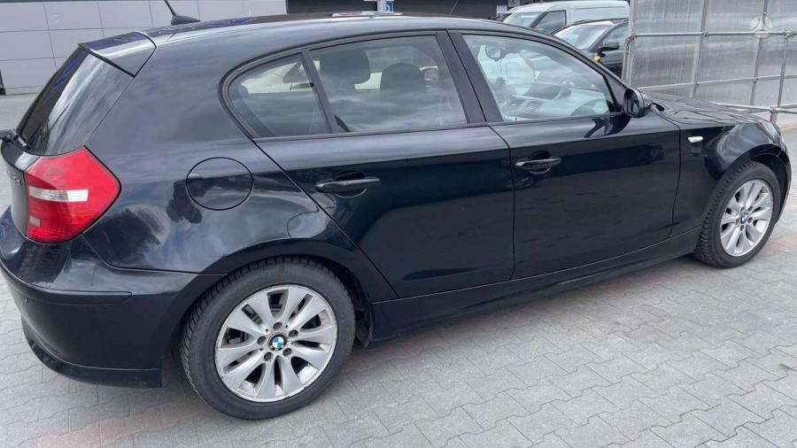 Black BMW 118 2009 in Kaunas, with an engine capacity of 2.00 L and mileage of 308 thousand km for 2800 €, photo 3 on AUTOMOTO.COM.LV