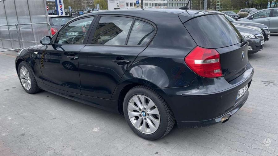 Black BMW 118 2009 in Kaunas, with an engine capacity of 2.00 L and mileage of 308 thousand km for 2800 €, photo 4 on AUTOMOTO.COM.LV