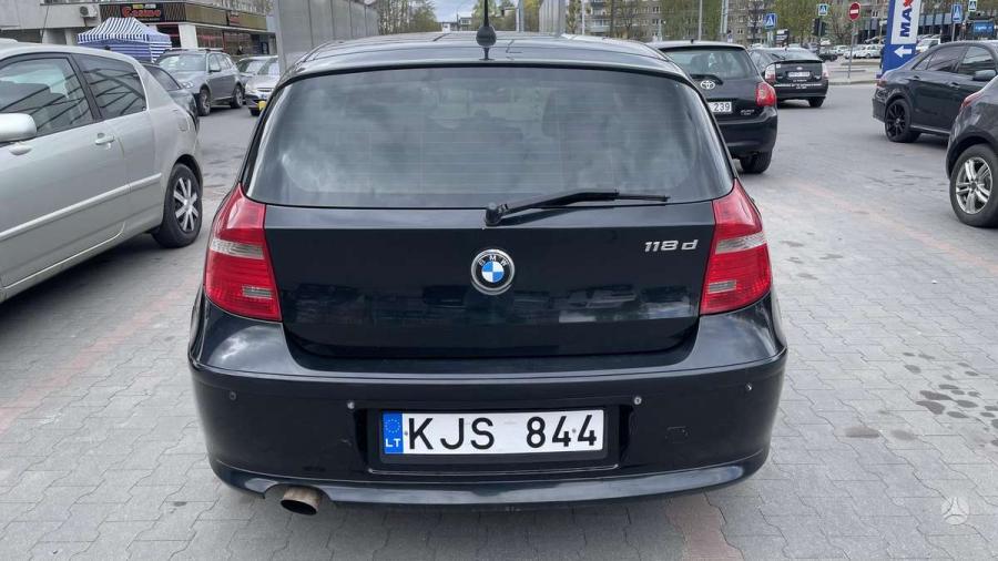 Black BMW 118 2009 in Kaunas, with an engine capacity of 2.00 L and mileage of 308 thousand km for 2800 €, photo 6 on AUTOMOTO.COM.LV