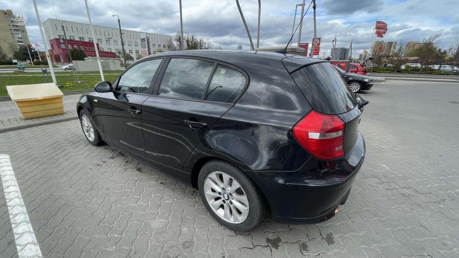 Black BMW 118 2009 in Kaunas, with an engine capacity of 2.00 L and mileage of 308 thousand km for 2800 €, photo 8 on AUTOMOTO.COM.LV