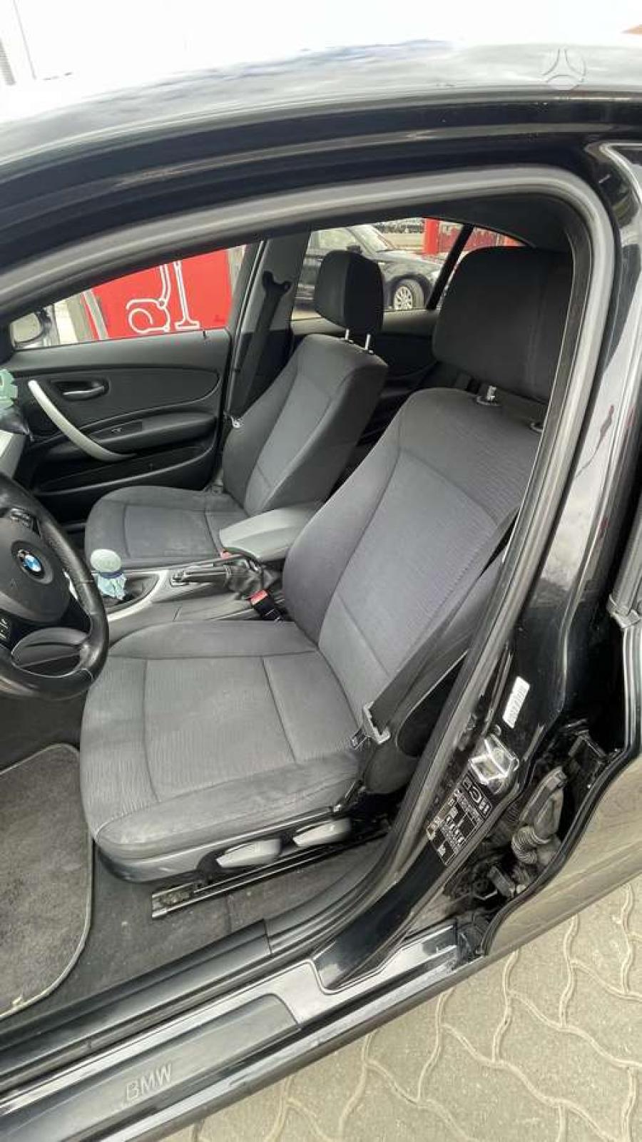 Black BMW 118 2009 in Kaunas, with an engine capacity of 2.00 L and mileage of 308 thousand km for 2800 €, photo 9 on AUTOMOTO.COM.LV