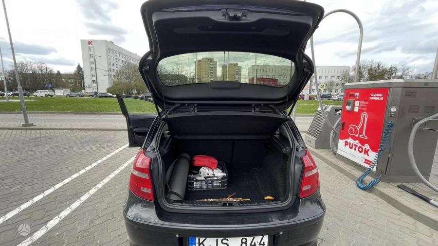Black BMW 118 2009 in Kaunas, with an engine capacity of 2.00 L and mileage of 308 thousand km for 2800 €, photo 10 on AUTOMOTO.COM.LV