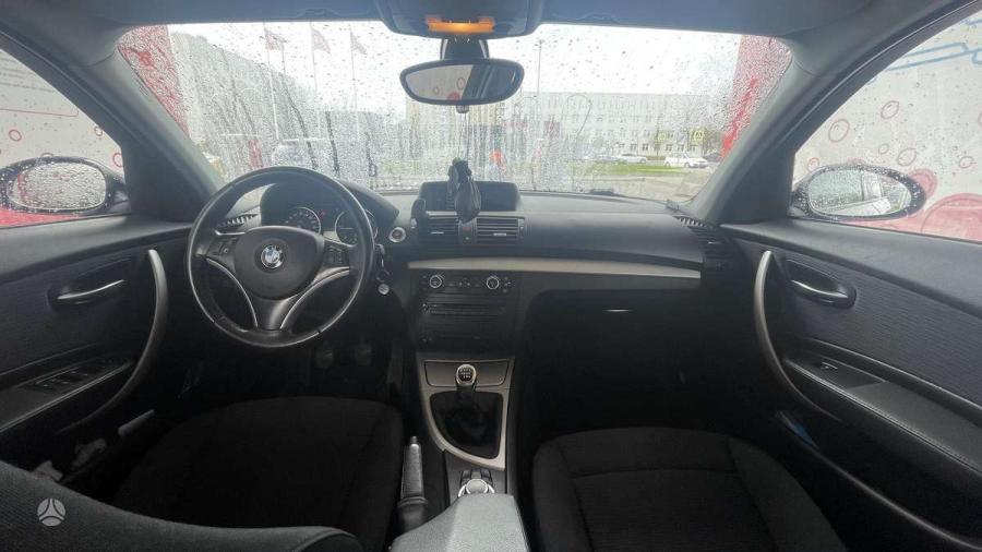Black BMW 118 2009 in Kaunas, with an engine capacity of 2.00 L and mileage of 308 thousand km for 2800 €, photo 11 on AUTOMOTO.COM.LV