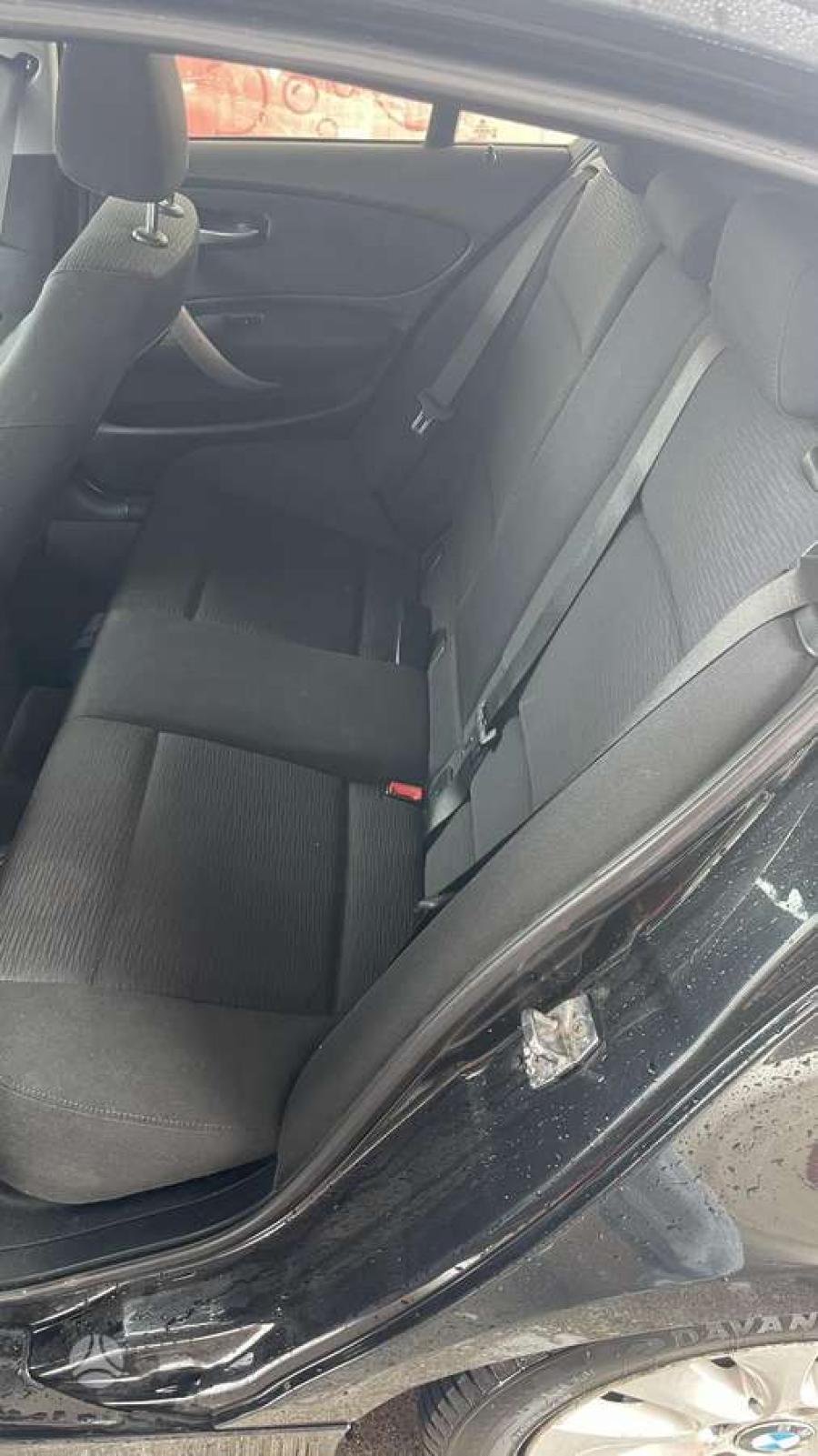 Black BMW 118 2009 in Kaunas, with an engine capacity of 2.00 L and mileage of 308 thousand km for 2800 €, photo 13 on AUTOMOTO.COM.LV