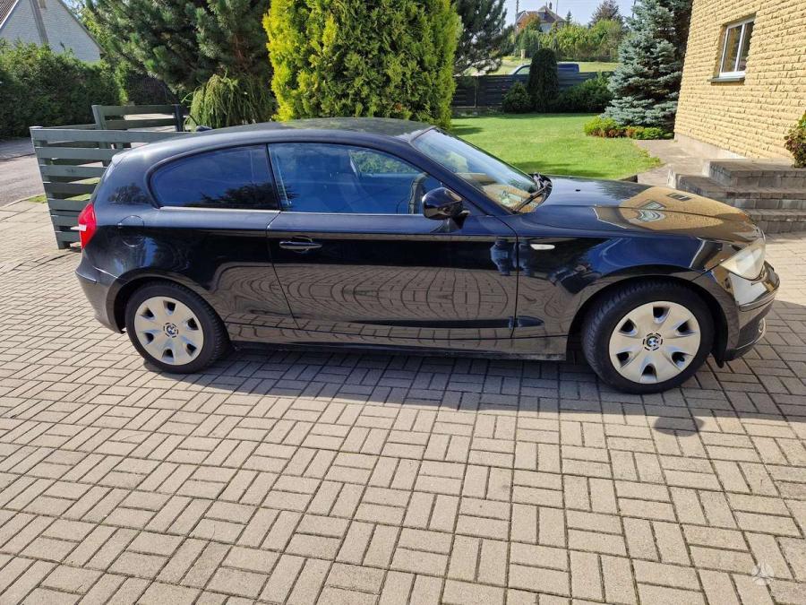 Black BMW 118 2009 in Kelme, with an engine capacity of 2.00 L and mileage of 208 thousand km for 2350 €, photo 4 on AUTOMOTO.COM.LV