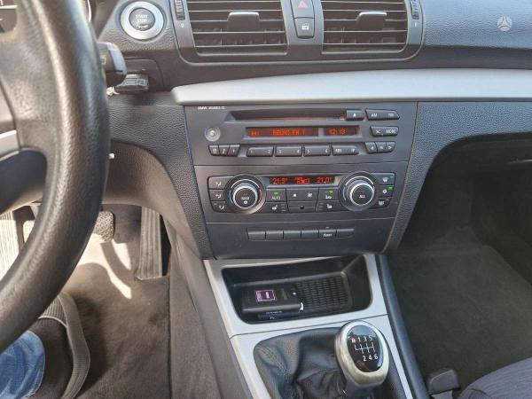 Black BMW 118 2009 in Kelme, with an engine capacity of 2.00 L and mileage of 208 thousand km for 2350 €, photo 6 on AUTOMOTO.COM.LV