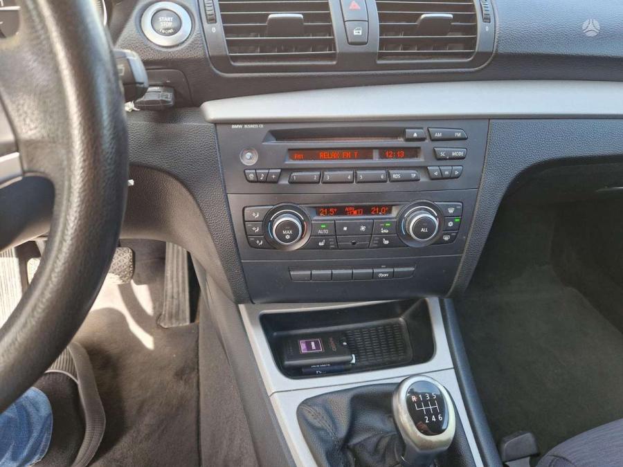 Black BMW 118 2009 in Kelme, with an engine capacity of 2.00 L and mileage of 208 thousand km for 2350 €, photo 6 on AUTOMOTO.COM.LV