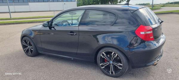 Melns BMW 118 2009 Kauņa, ar dzinēja tilpumu 2.00 L un nobraukumu 359 tūkst. km par 2960 €, foto 3 vietnē AUTOMOTO.COM.LV