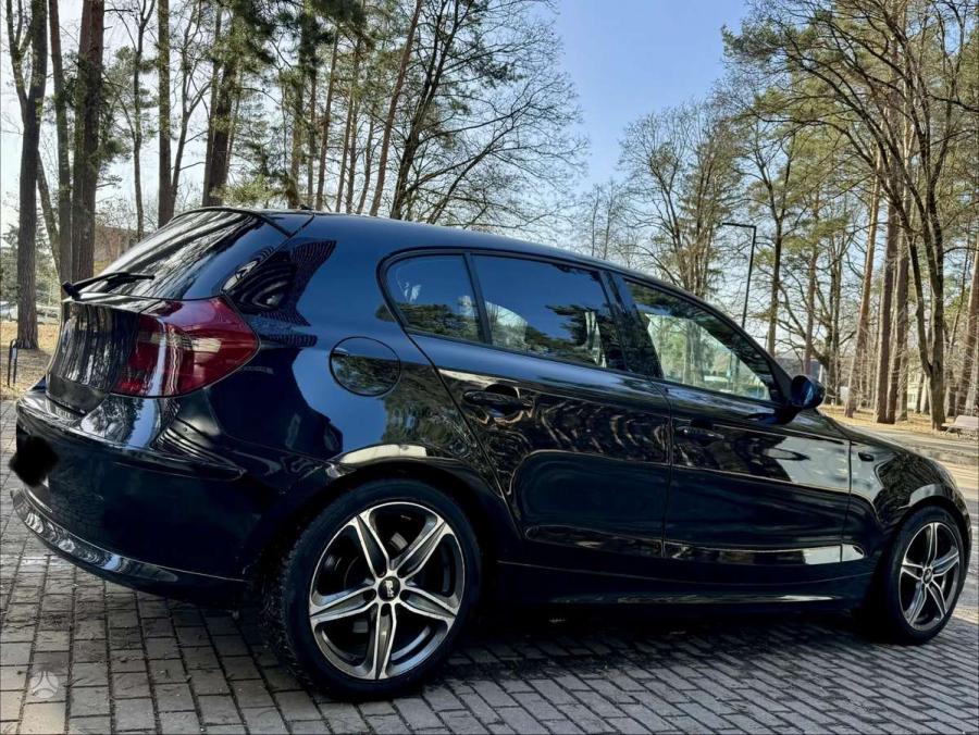 Melns BMW 118 2009 Viļņa, ar dzinēja tilpumu 2.00 L un nobraukumu 298 tūkst. km par 2899 €, foto 3 vietnē AUTOMOTO.COM.LV