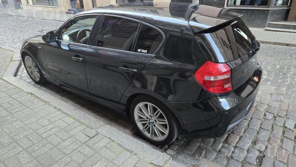 Black BMW 118 2010 in Riga, with an engine capacity of 2.00 L and mileage of 286 thousand km for 3900 €, photo 6 on AUTOMOTO.COM.LV