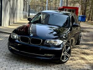 Black BMW 118 2010 in Alytus, with an engine capacity of 2.00 L and mileage of 282 thousand km for 4350 €, photo 3 on AUTOMOTO.COM.LV