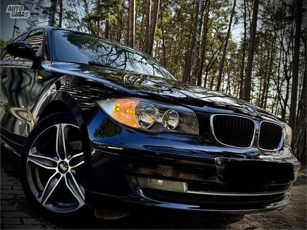Black BMW 118 2010 in Alytus, with an engine capacity of 2.00 L and mileage of 298 thousand km for 3799 €, photo 1 on AUTOMOTO.COM.LV