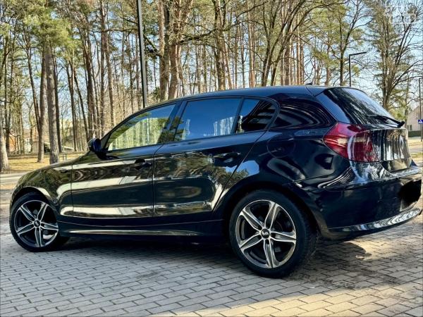 Black BMW 118 2010 in Alytus, with an engine capacity of 2.00 L and mileage of 298 thousand km for 3799 €, photo 2 on AUTOMOTO.COM.LV