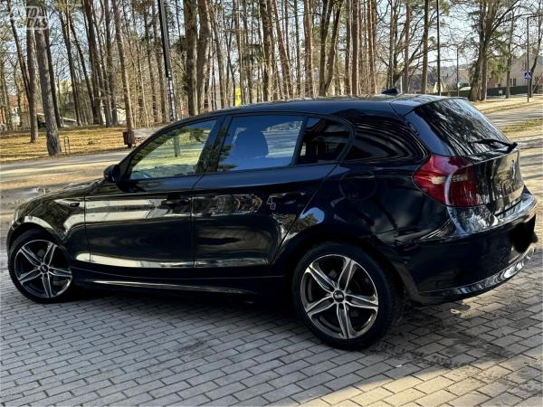 Black BMW 118 2010 in Alytus, with an engine capacity of 2.00 L and mileage of 298 thousand km for 3799 €, photo 5 on AUTOMOTO.COM.LV
