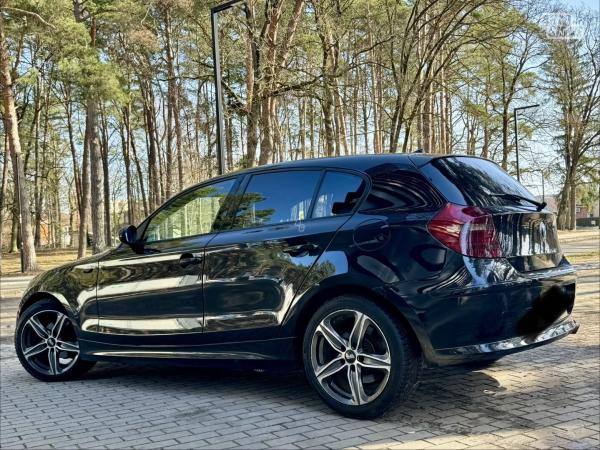 Black BMW 118 2010 in Alytus, with an engine capacity of 2.00 L and mileage of 298 thousand km for 3799 €, photo 9 on AUTOMOTO.COM.LV