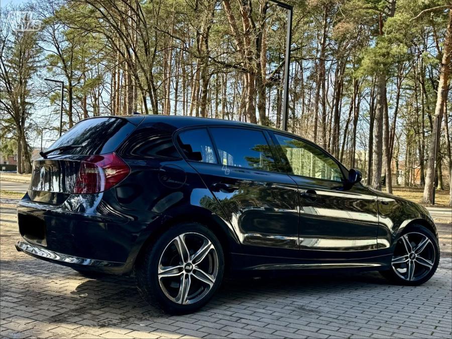 Black BMW 118 2010 in Alytus, with an engine capacity of 2.00 L and mileage of 301 thousand km for 3499 €, photo 3 on AUTOMOTO.COM.LV