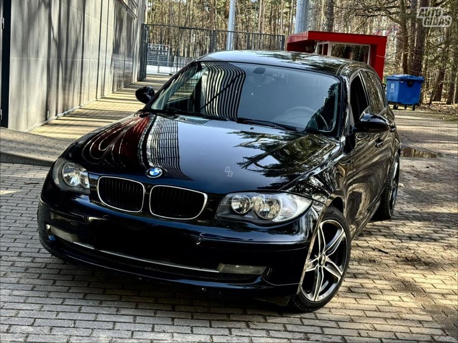 Black BMW 118 2010 in Alytus, with an engine capacity of 2.00 L and mileage of 301 thousand km for 3499 €, photo 4 on AUTOMOTO.COM.LV