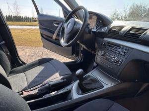Black BMW 118 2010 in Alytus, with an engine capacity of 2.00 L and mileage of 301 thousand km for 3499 €, photo 5 on AUTOMOTO.COM.LV